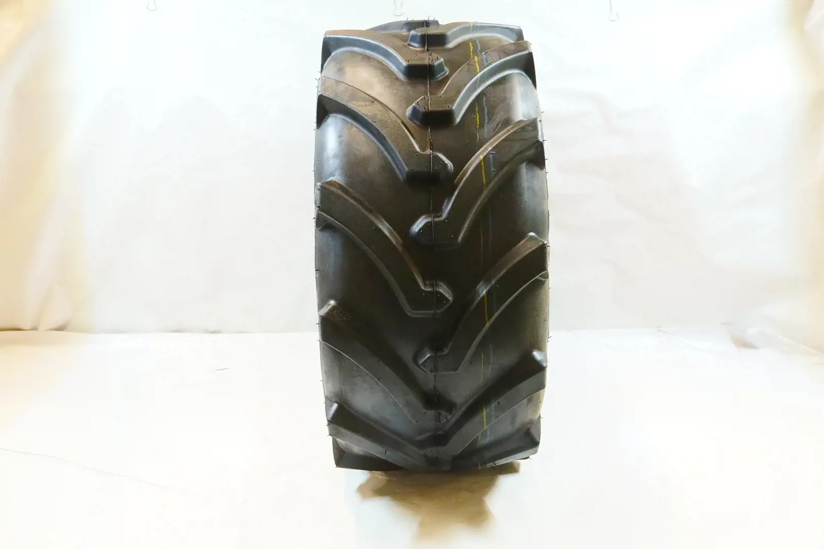 Kubota #K2871-18510 18X8.50-10/4PR LAWN TRAC (R1) ASSY LH